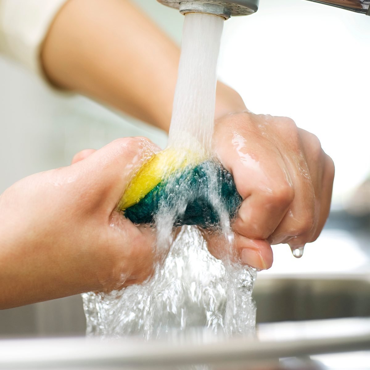 Dove mettere le spugne in cucina: consigli e idee per i mobili