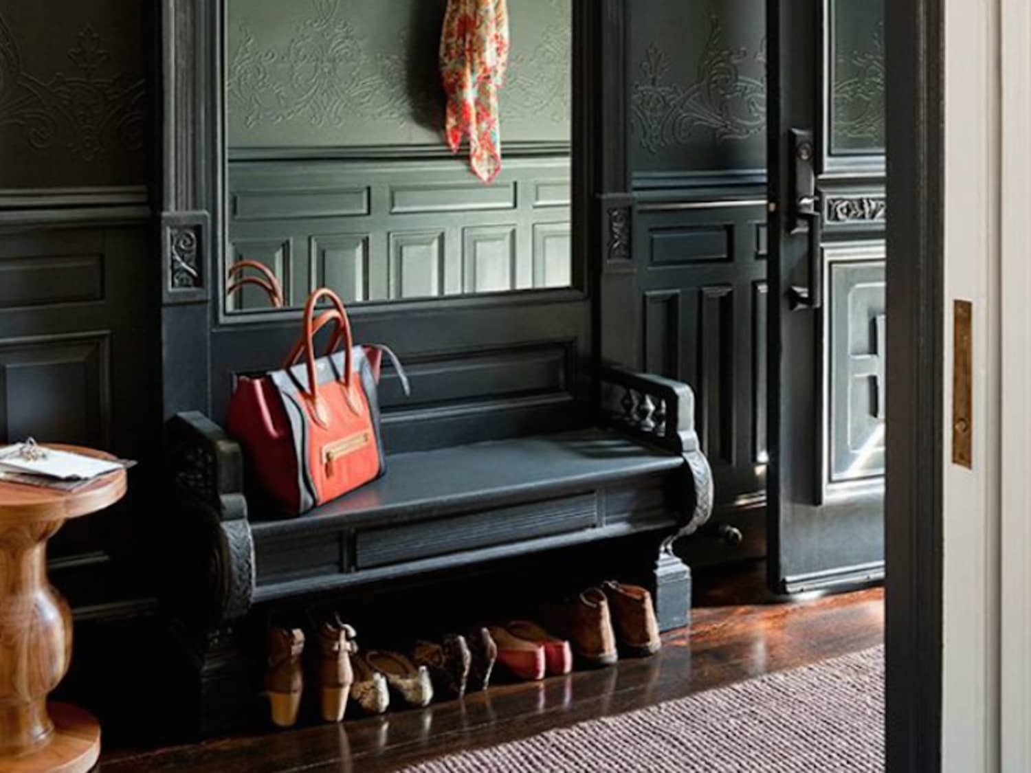 Colori scuri per l'ingresso: 10 idee e foto