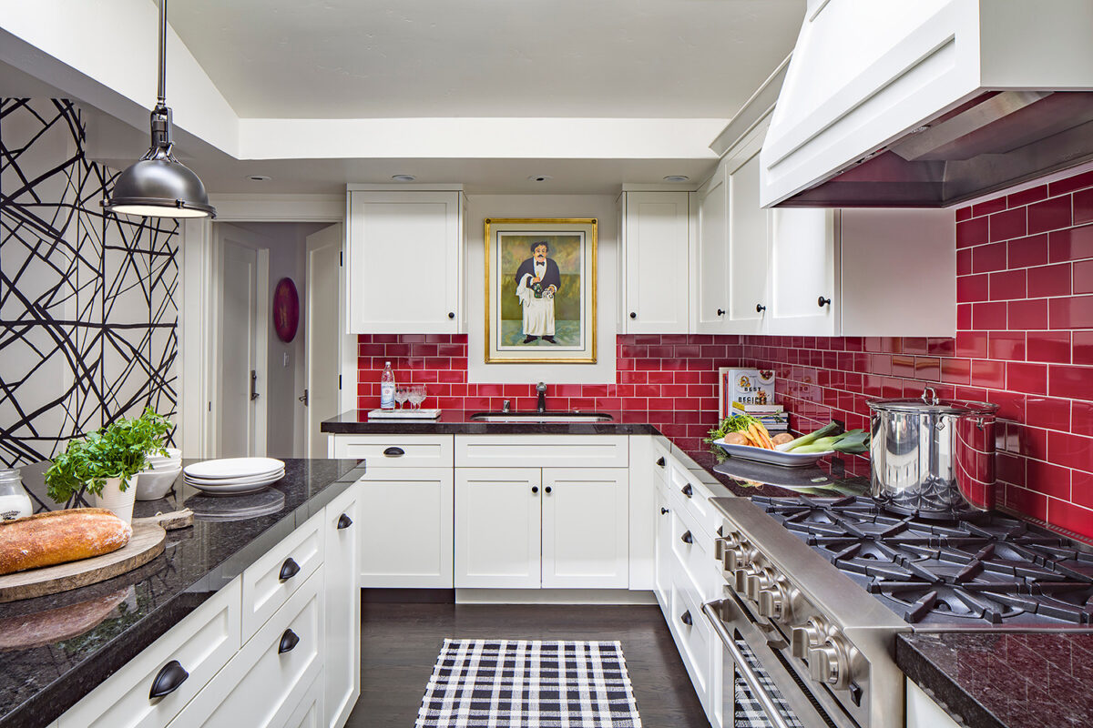 Cucina pareti color rubino: 10 idee e foto