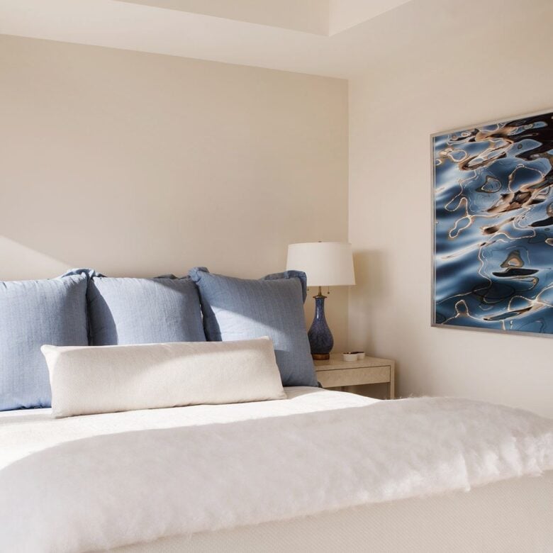 Camera da letto pareti color crema: 10 idee e foto